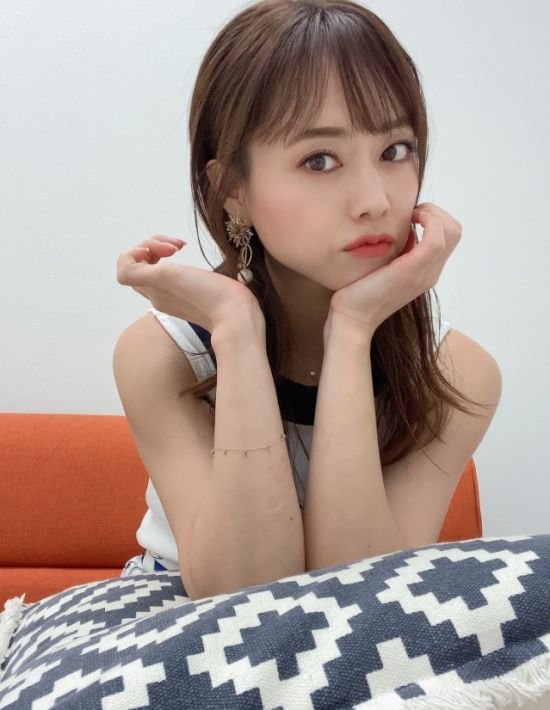 요시자와 아키호 시크한 눈빛 돋보이는 Sns 속 미모 눈길 뽐뿌 방송 연예뉴스